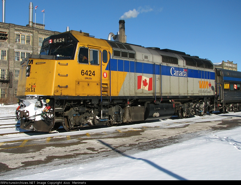 VIA 6424 at Kitchener